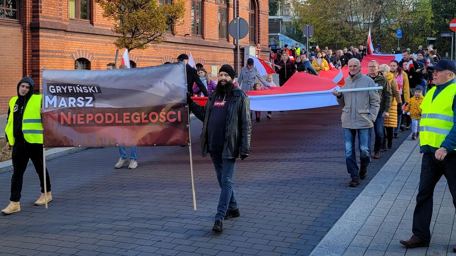 Nacjonaliści zorganizowali marsz z flagą Monako. Antyunijne hasła PiS i ...