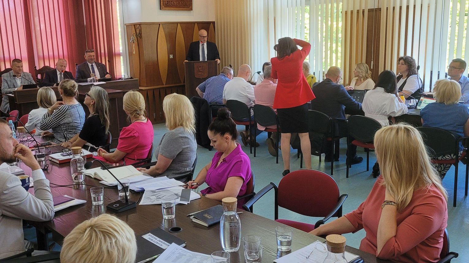 Sesje absolutoryjne w powiecie. Radni debatują i głosują