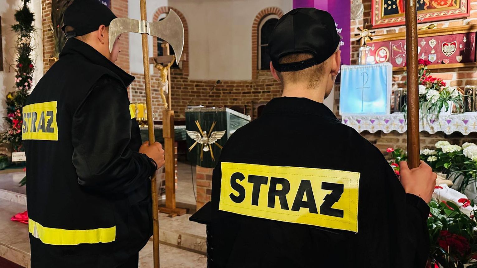 Strażacy pełnili wartę przy grobie, czuwając w ciszy