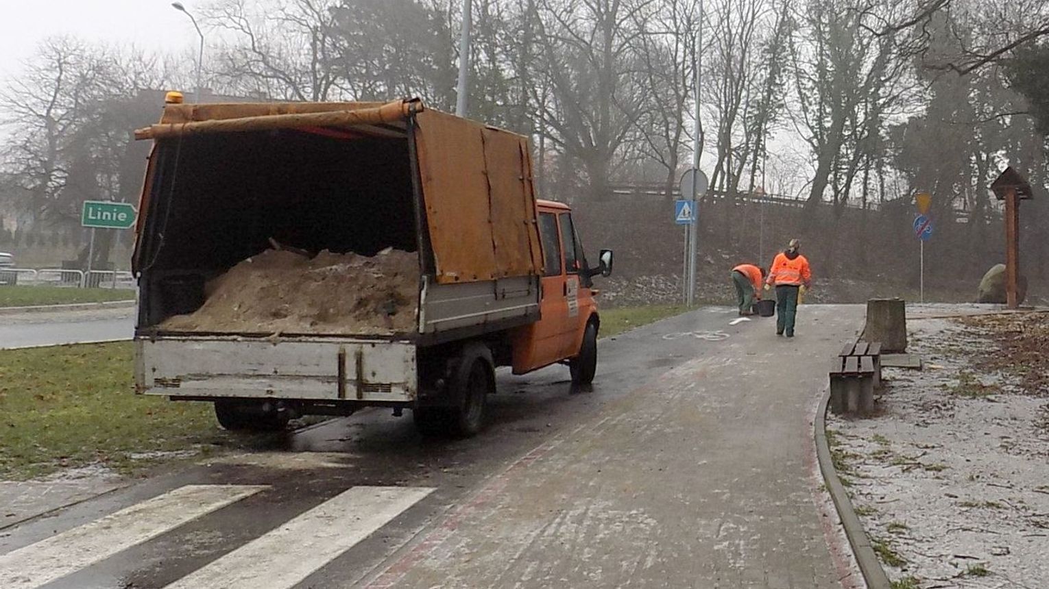 Sypnęło śniegiem, może być ślisko. Uważajcie!