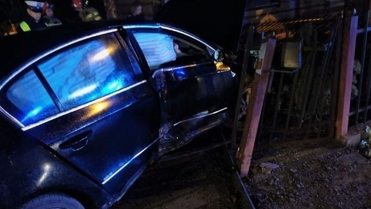 Taki był pijany, że wjechał w latarnię. Zniszczone 2 rzeczy Taki był pijany, że wjechał w latarnię. Zniszczone 2 rzeczy