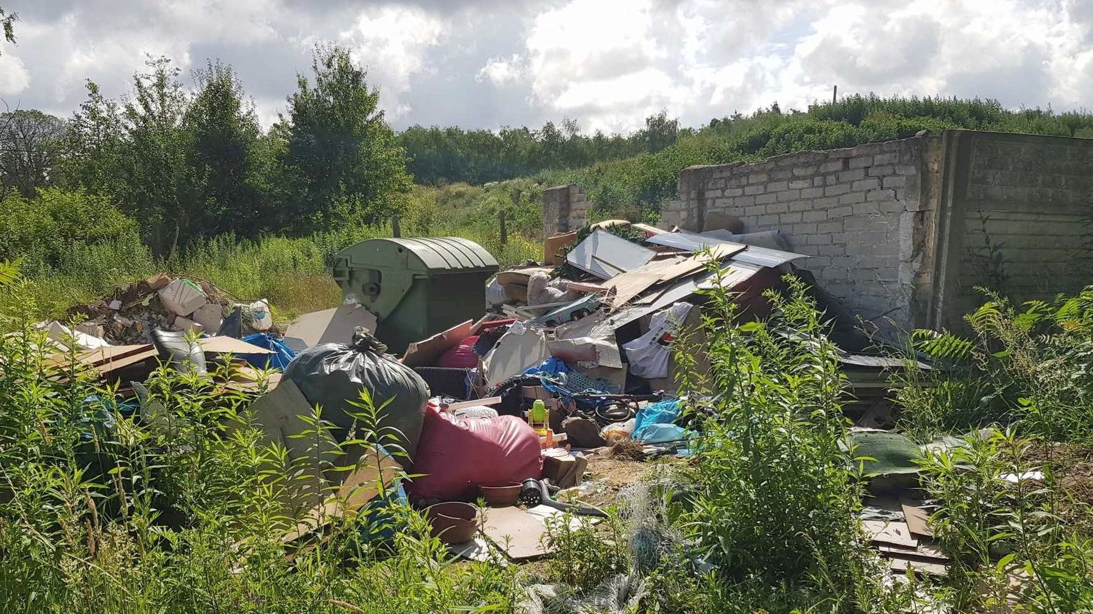 Wysypisko zamknięte, a śmieci wciąż są podrzucane [FOTO]