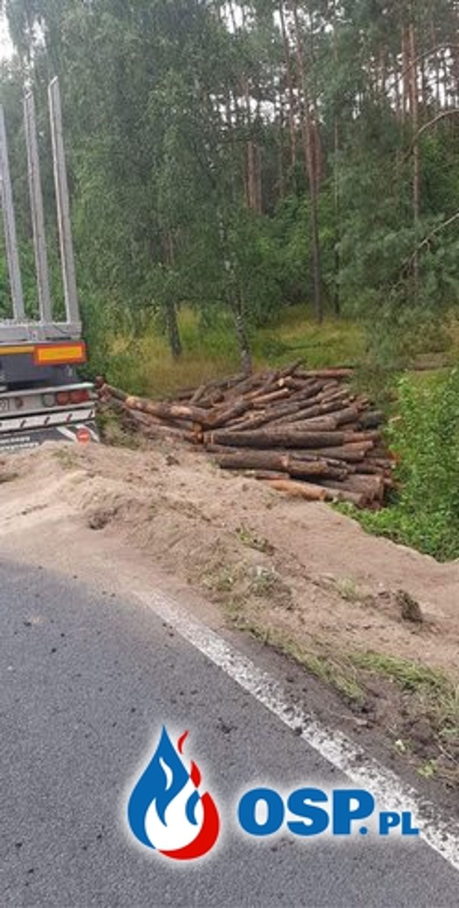 Złapał pobocze. Przewróciła się przyczepa z drewnem Złapał pobocze. Przewróciła się przyczepa z drewnem